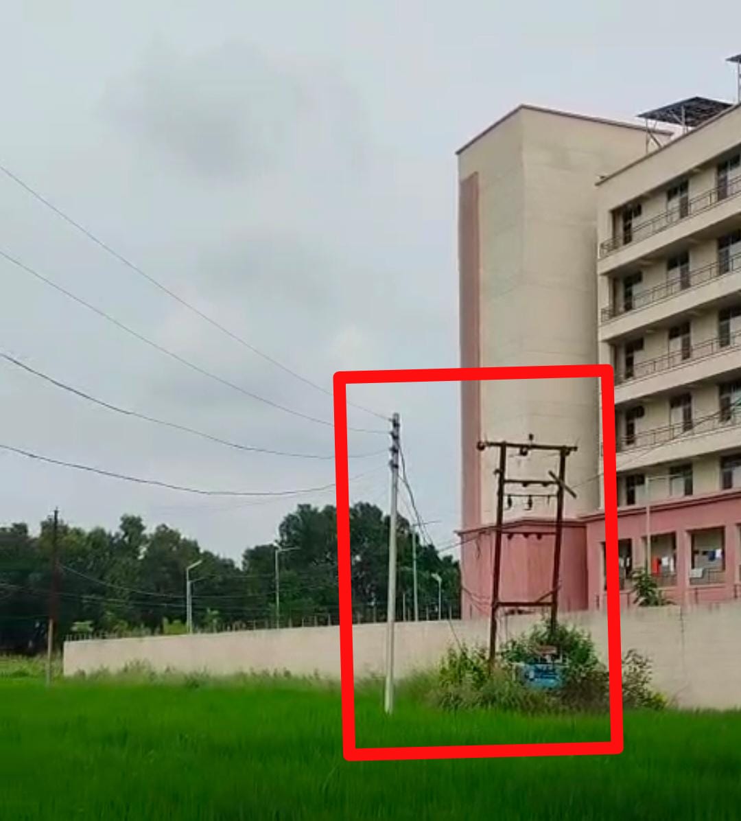 दूबेपुर इंडस्ट्रियल एरिया में वर्ष 1974 में हुए विद्युतीकरण के जर्जर ...